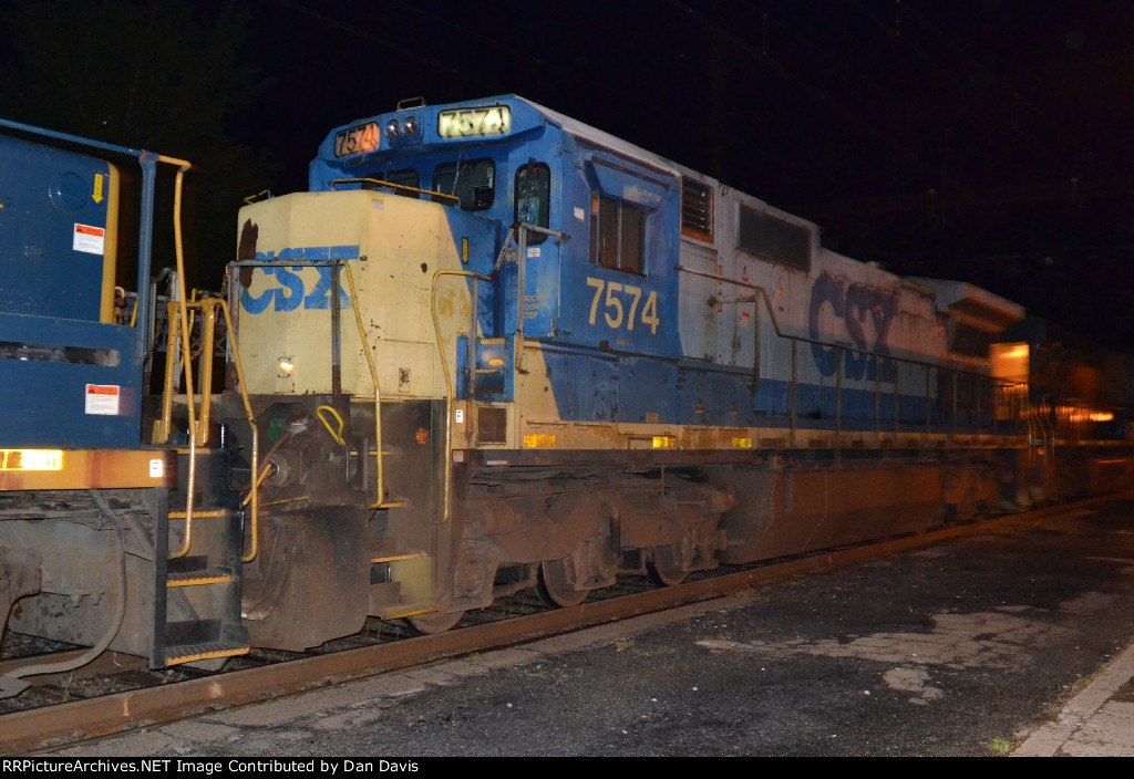 CSX C40-8 7574 trails on Q417-11